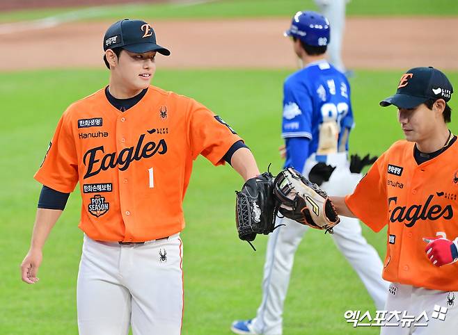 문동주 한국신기록 초대박! '161.6km/h' 쾅! KBO 국내 최고 구속 셀프 경신…7회 구원 등판 PS 데뷔→2이닝 4K 무실점 [PO1 라이브]