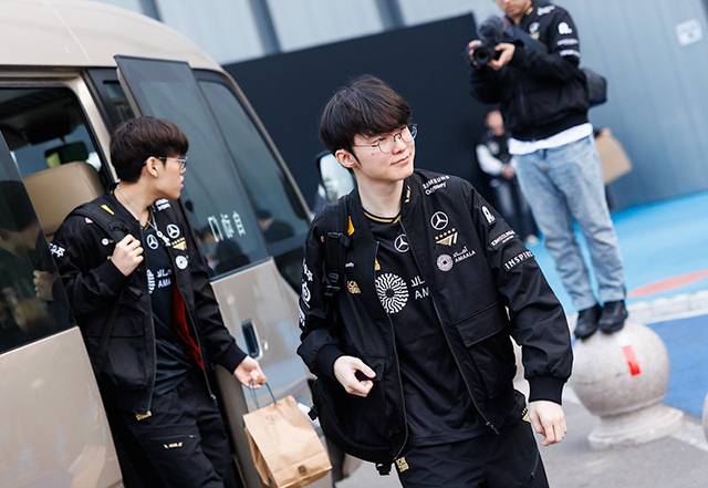 [2025 월즈] 페이커의 아지르 앞세운 T1, MKOI에 1세트 승리... 8강에 한 세트 남겨