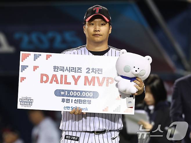 '미친 타격감' LG 문보경 "잡생각 없이 훈련한 게 좋은 결과로"[KS2]