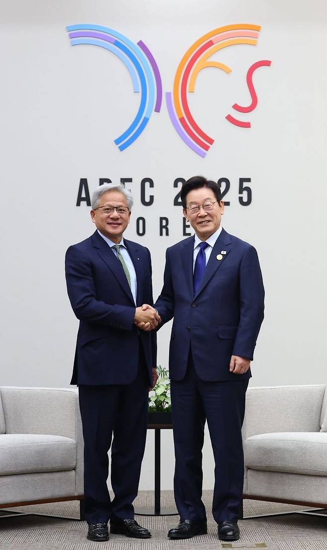 드디어 공개된 깜짝 선물…李대통령, 젠슨 황 만나 엔비디아 GPU 26만장 확보[경주APEC]