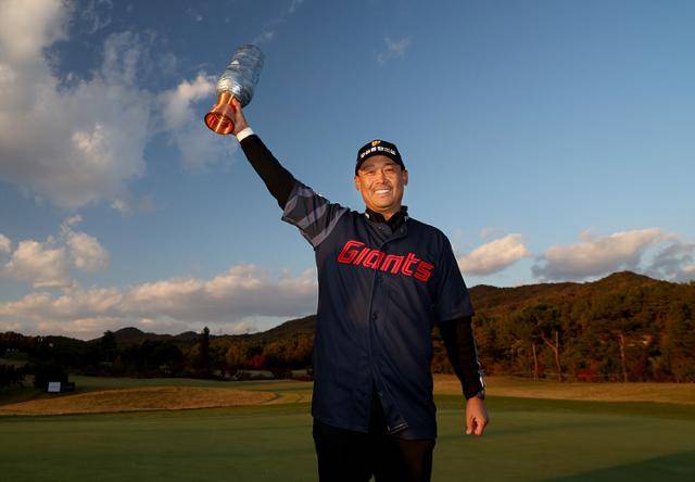 '롯데 레전드' 아버지 유니폼 입고, KPGA 데뷔 18년만에 첫 우승 트로피 들어 올린 김재호