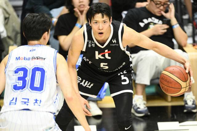 '라건아 더블 더블' 가스공사, 71-60으로 감격의 2연패 탈출…KT 공동 4위로 추락 [MD수원]