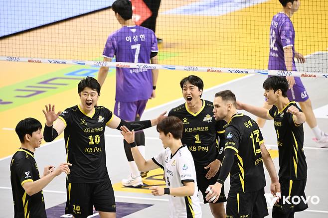 '우승후보' KB손보, 우리카드 꺾고 3연승…선두 도약