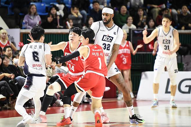 '연패 면하고, 연패 안기고' SK, KCC에 설욕 성공 76-68 승리…KCC, 시즌 첫 3연패 수렁 중위권 하락