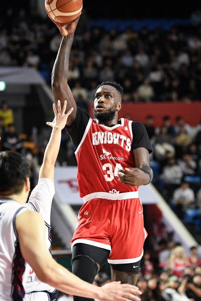 ‘1R MVP’ 허웅 지웠다! 오재현 펄펄 난 SK, ‘화려한 복귀’ 워니 앞세워 ‘송교창 분전’ KCC에 3연패 선물[KBL]