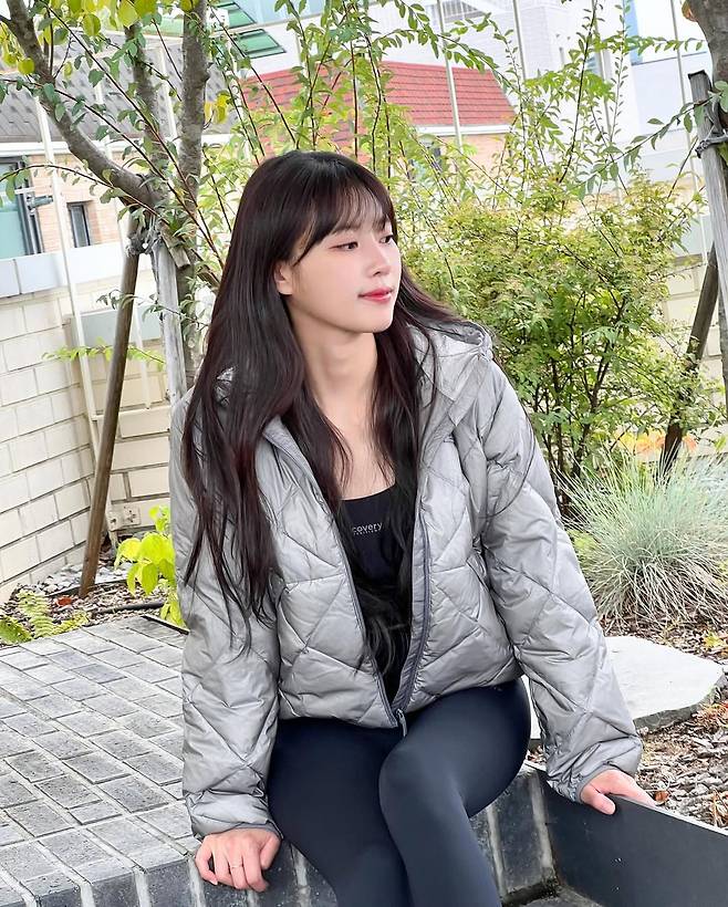 이미주, 안테나 떠나 홀로서기 발표하며 더 기대되는 향후 활동 | FashionNavi