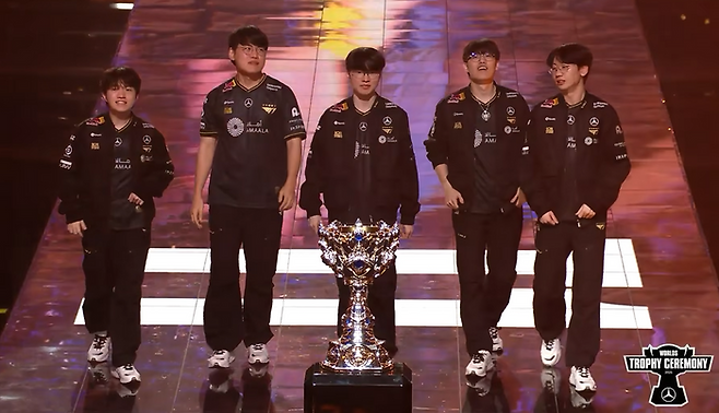 '왕조'는 흔들리되 무너지지 않았다…가장 낮은 곳에서 이룬 T1의 'V6·3연패'[2025 롤드컵]