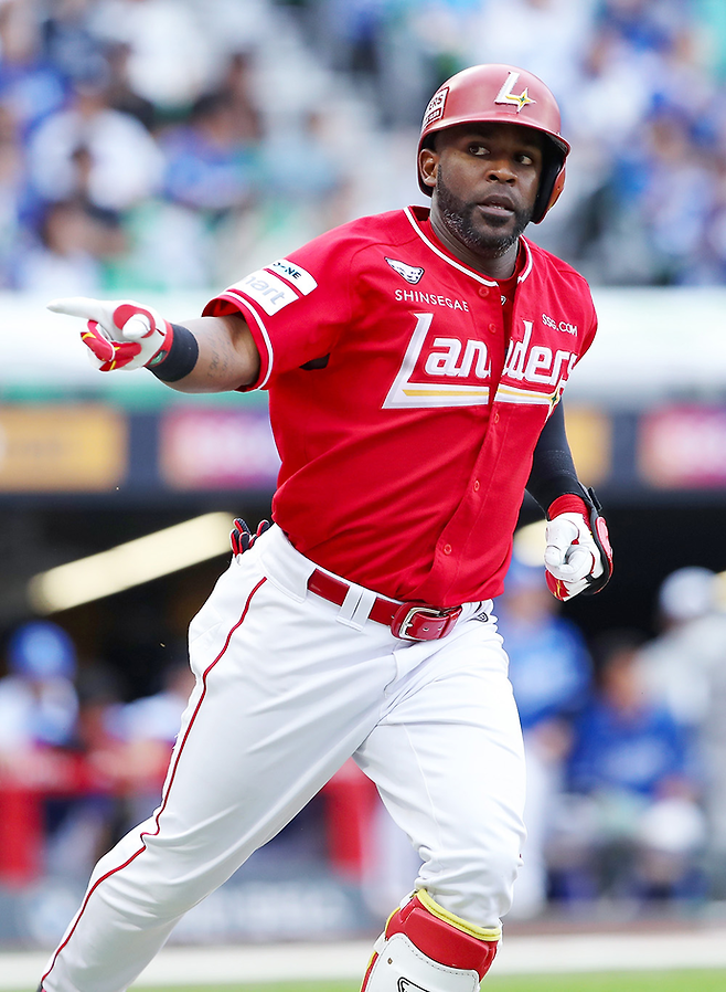 KT 고영표, ‘토종 투수’ 첫 KBO 수비상 선정...SSG 좌익수 에레디아 첫 3연속 수상