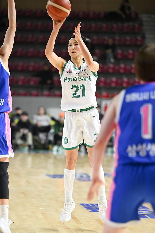 여자농구 하나은행, 삼성생명에 승리…이이지마 34점 폭발