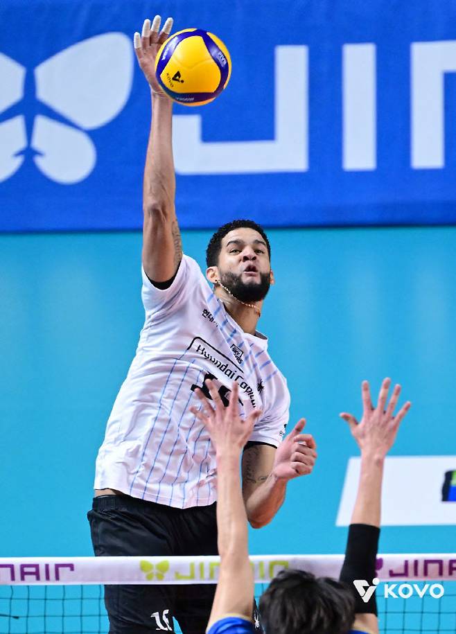 '레오 30득점 폭발' 현대캐피탈, 우리카드 제물로 3연패 탈출