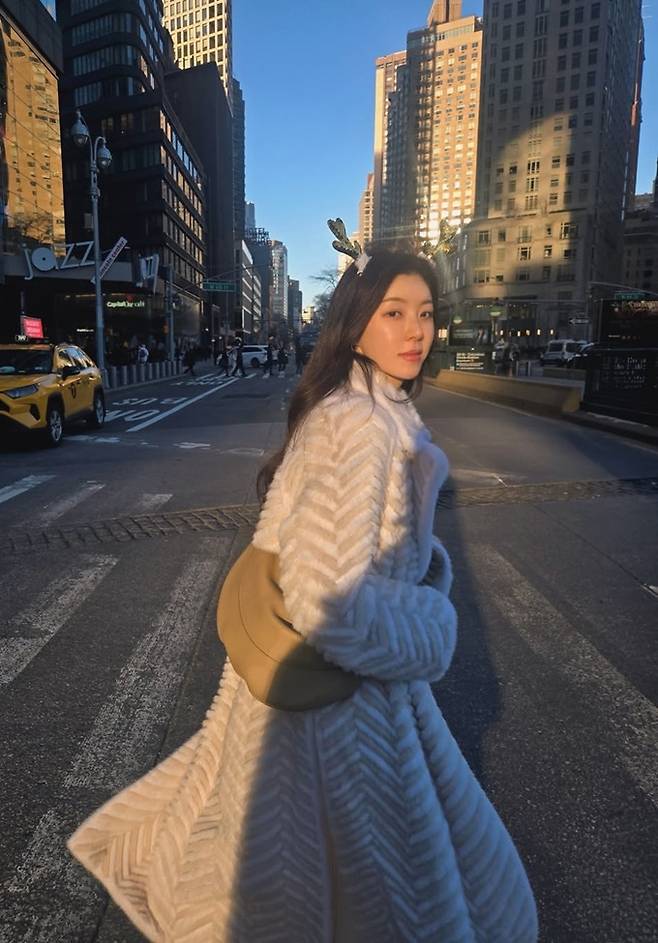 박한별, 뉴욕 크리스마스의 잇걸! 뉴욕 거리 휘저은 로맨틱 헤링본 퍼 코트룩 | 네이트 판