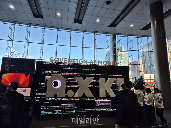 [현장] 군사 전술부터 수학 문제 풀이까지…코엑스서 펼쳐진 'AI 국가대표' 경쟁