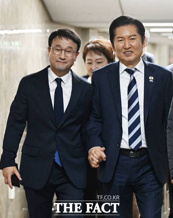 '손 꼭 잡은' 한병도-정청래, 더불어민주당 '새로운 시작' [TF사진관]