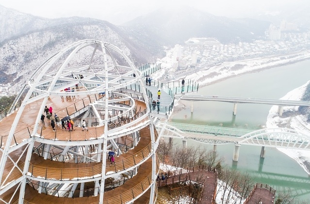 “왜 계속 1위인지, 서보면 바로 느껴진다”… 절벽 끝 90m에서 만나는 겨울 풍경 | 여행 콩닥