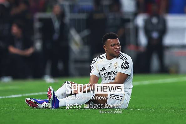 '추하다' 무개념 음바페 등장! '승자' 바르셀로나 위한 '가드 오브 아너' 패싱..."아쉬운 태도" 팬들 비판