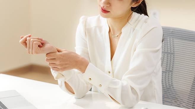 "새끼손가락 쪽 손목 통증, 방치 시 관절염 위험"… 'TFCC 손상' 의심해야