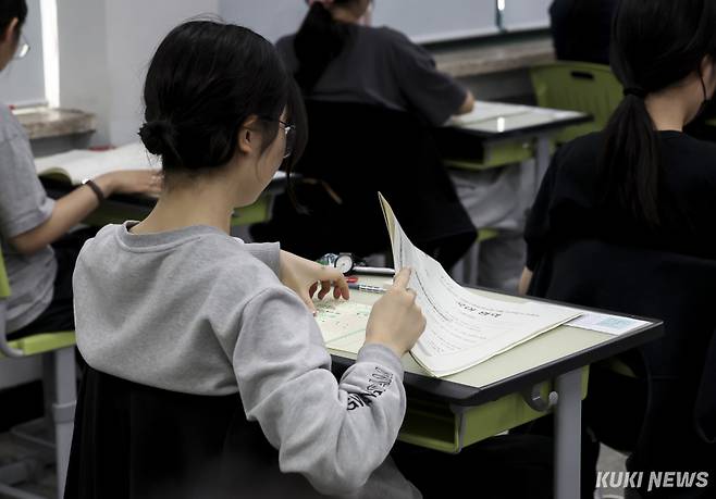 2027학년도 수능 6월 모의평가 시행…졸업생 지원자 역대 최다 [쿠키포토]