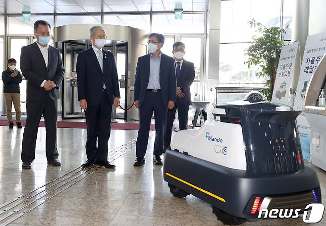 순찰 로봇의 자율 주행 지켜보는 최기영 과기정통부 장관
