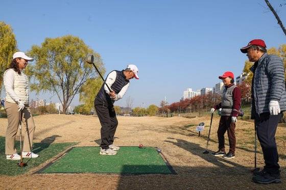 어르신들도 마음껏 즐기는 운동 파크골프