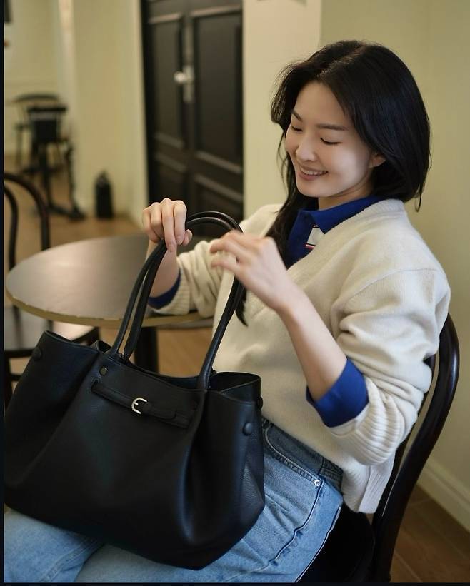 사랑이 꿀처럼 묻어난 사진 ️ 남편 눈엔 세상 제일 예쁜 아내 로맨틱한 외출룩 스타와 패션