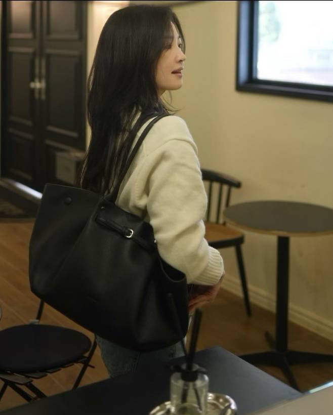 사랑이 꿀처럼 묻어난 사진 ️ 남편 눈엔 세상 제일 예쁜 아내 로맨틱한 외출룩 스타와 패션