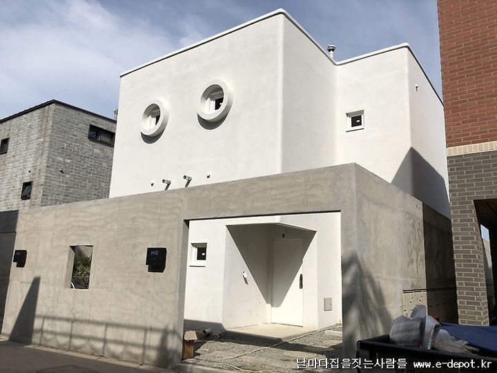 파주 렌트하우스 스타코와 유로폼 노출콘크리트 외부마감
