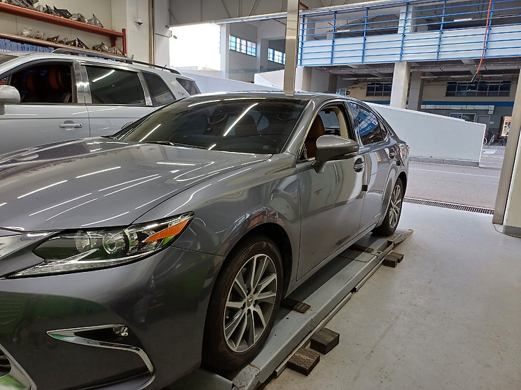 K5 자동차 뒤에 차 문이 안 열림 K5 자동차 문이 잠겨서 안에서와 밖에서 모두 열리지 않음 자동차 문 잠금장치 고장 수리 차 문이 안 열리는 고장 수리자동차