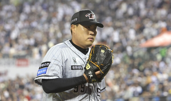 류현진, 4216일만의 KBO 승리… "늦었지만, 다행히 연패 끊었다"