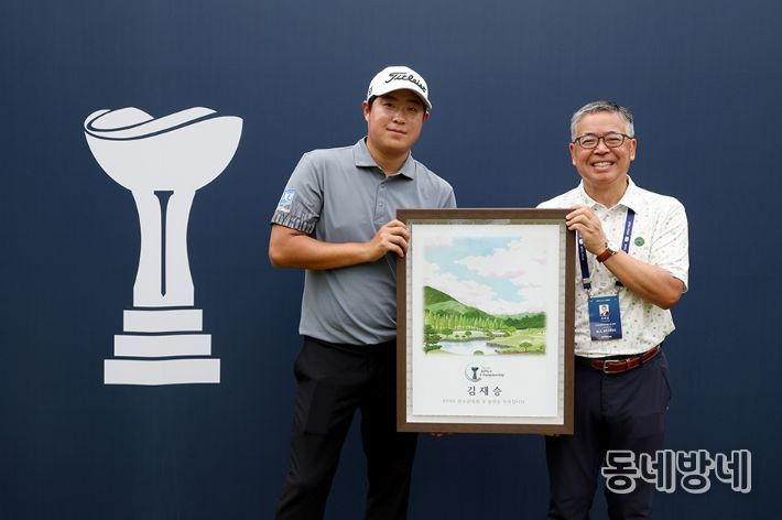 [제67회 KPGA 선수권대회 WITH A-ONE CC] ‘KPGA 선수권대회’만의 특별함… 첫 출전 선수에게 기념 액자 전달 및 참가 선수 전원에게 의류 지급 :: 동네 ...