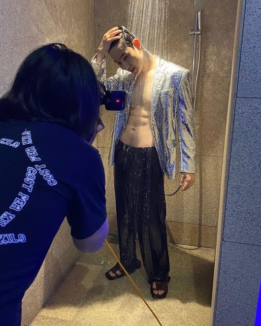 GOT7 JB Showing off His Clear Abdominal Muscles