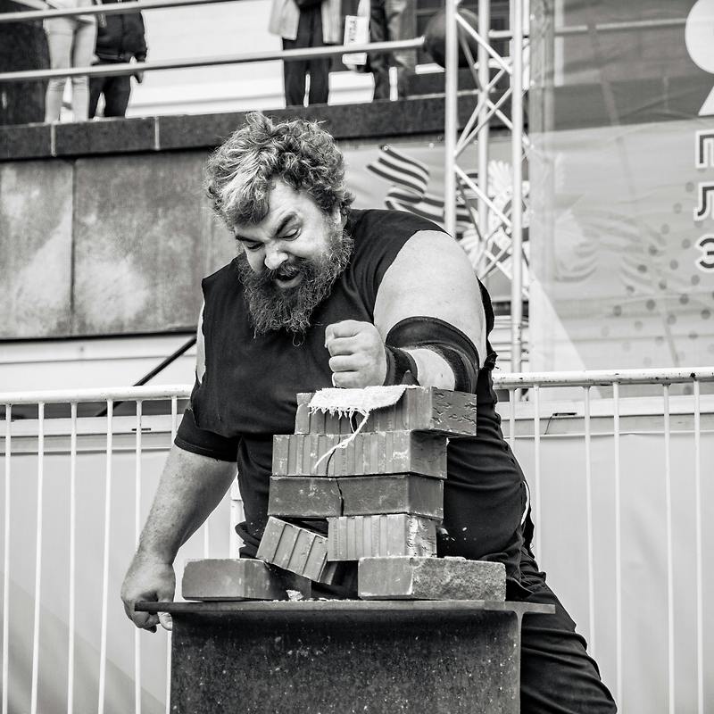 건장한: burly, brawny, stout, muscular, strapping, robust