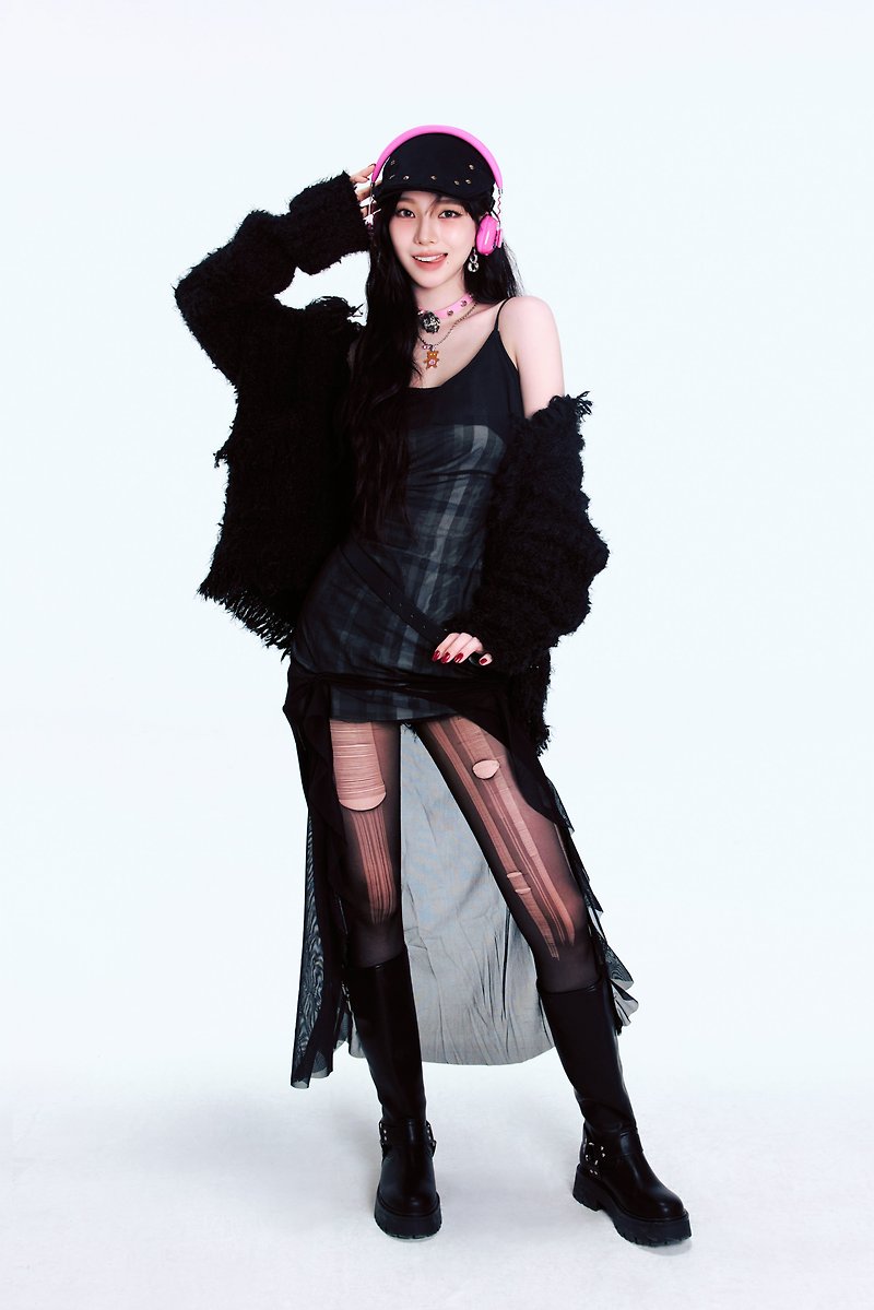 파격적인 에스파 카리나 찢어진 검스 워킹 비주얼 [짤짱]