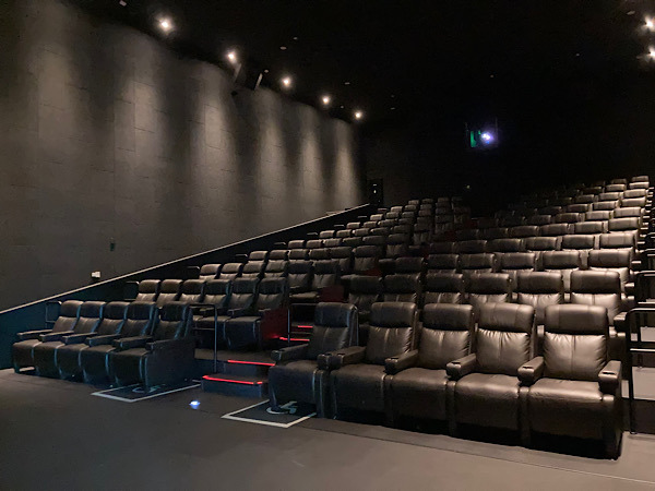 CGV 연남 8층 2관 관람석 후기(feat. 보통의 가족)