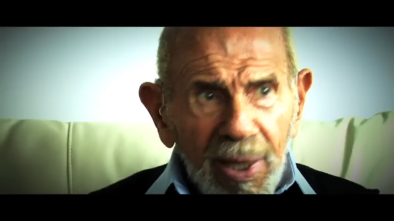 get(/be) (something) mixed up : 섞이다, 혼동되다, 헷갈리다, 혼란스럽다