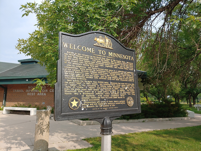미네소타 웰컴 센터 / 무어헤드 트래블 인포메이션 센터 Minnesota Welcome Center / Moorehead ...