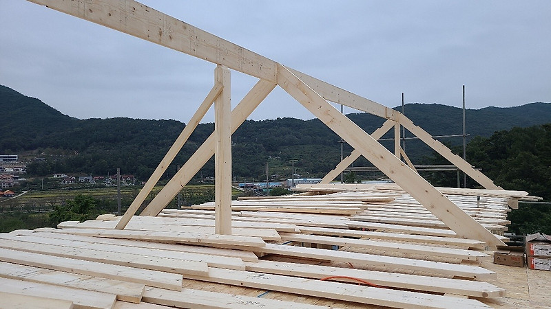 211011(월)[아산 배방] 14일차 다락 T&G 시공, 서까래 시공, 설비 배관 작업 등 [수호천사하우징] [수호천사닷컴 ...