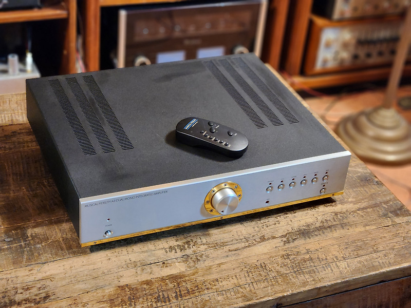영국 뮤지컬피델리티 MUSICAL FIDELITY 사의 A3 듀얼 모노 인티엠프 입니다 -A급 리모컨포함-