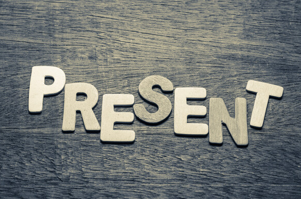 현재(present)에 집중하라.