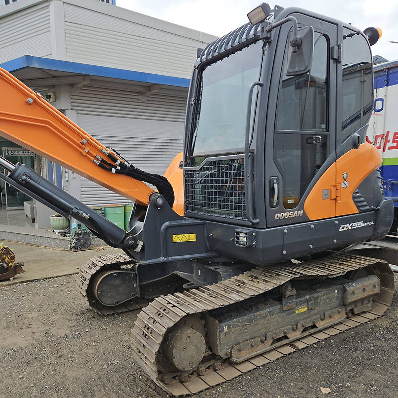 중고굴삭기판매 두산 DX55MT-5L 2021년식 집게장착, 회전라인장착
