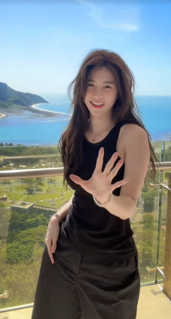 Du JinYu (두진위) 杜金雨 프로필 화제의 AI 틱톡 동영상 주인공 amy06559