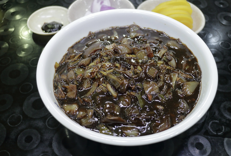 짜장면 - 한국에서 대중적이고 사랑받는 요리