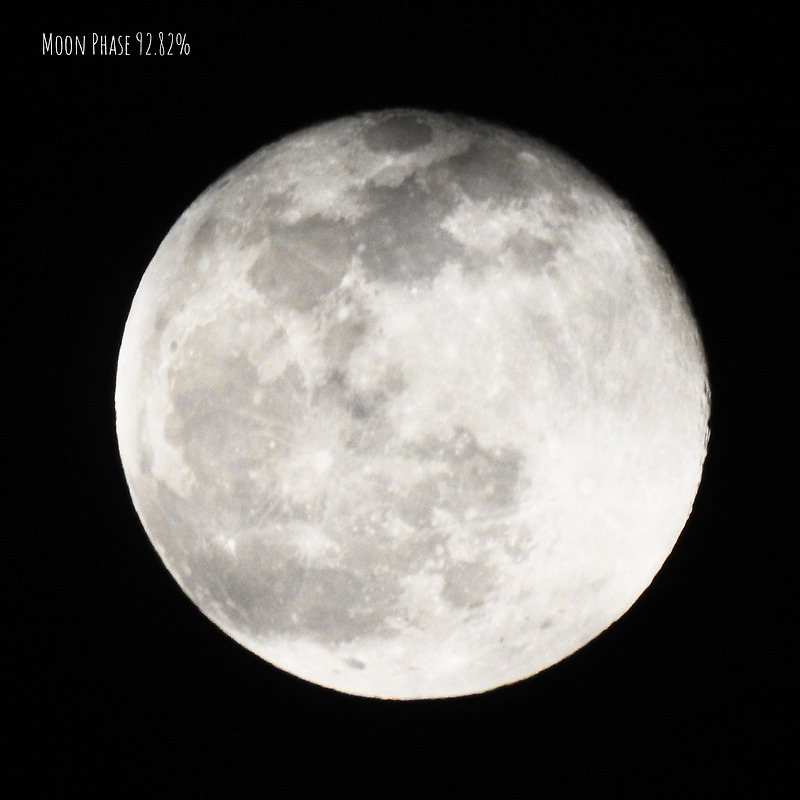 Moon Phase 92.83% 오랜만에 올려다 봤던 달