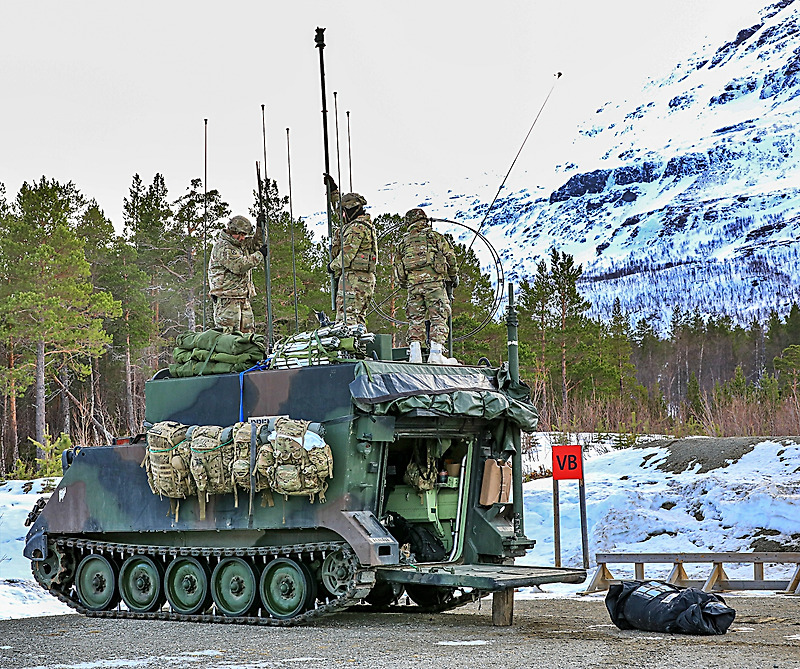 Joint Viking 25 참가 미 포병여단 M270A2 MLRS과 M1068 지휘장갑