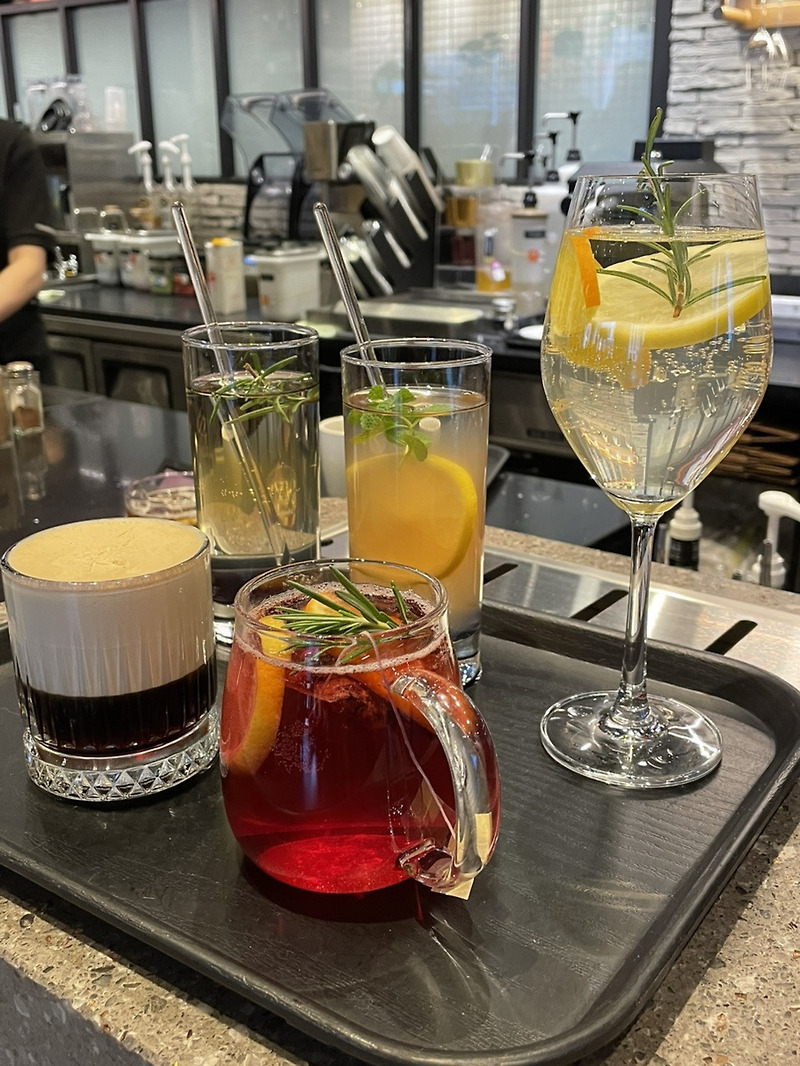 스타벅스에서 술마시자! 커피, 케이크, 칵테일 모두 가능 스타벅스 성수역점