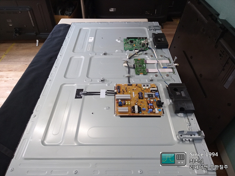 대구 TV수리 LG 65UH6550 화면 절반이 어둡게 보이는 TV입니다.