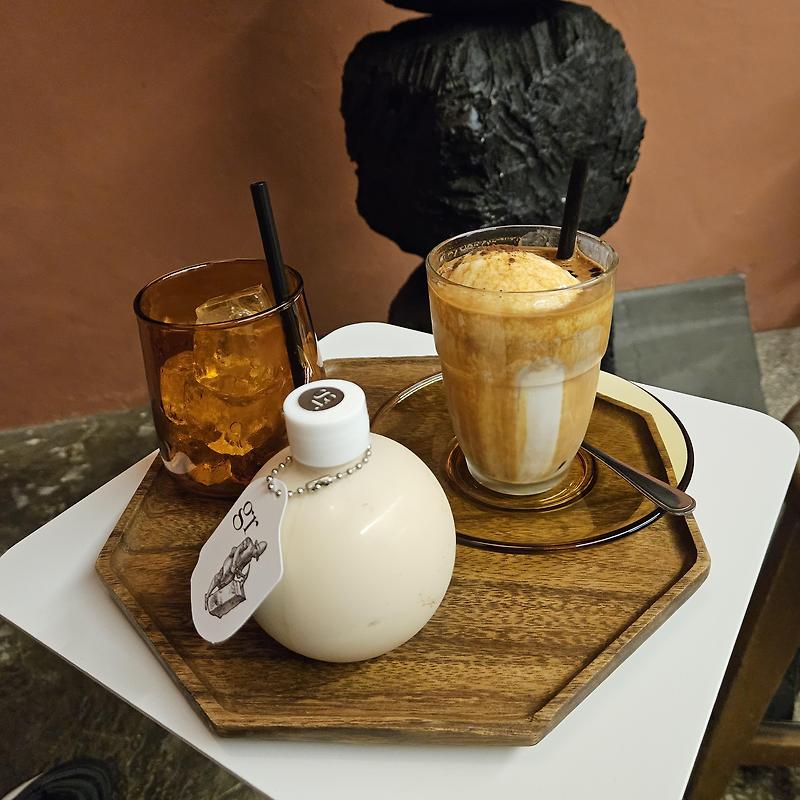 공덕역 카페 그로토(grotto coffee), 달달하고 향긋한 밀크티와 동굴같은 아늑함
