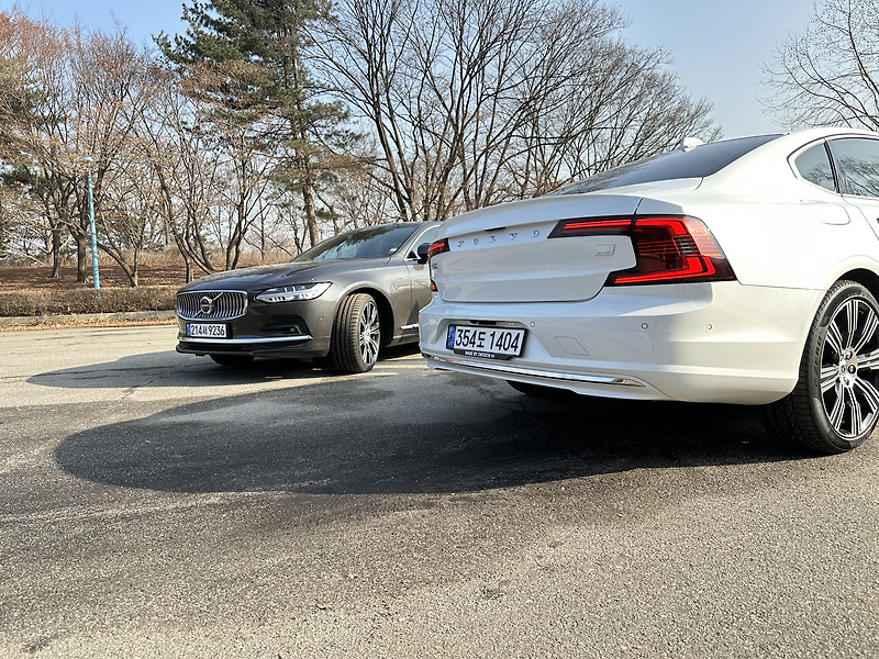 볼보 S90 T8 리차지 플러그인 하이브리드 vs B6 마일드 하이브리드 — 라르테즈