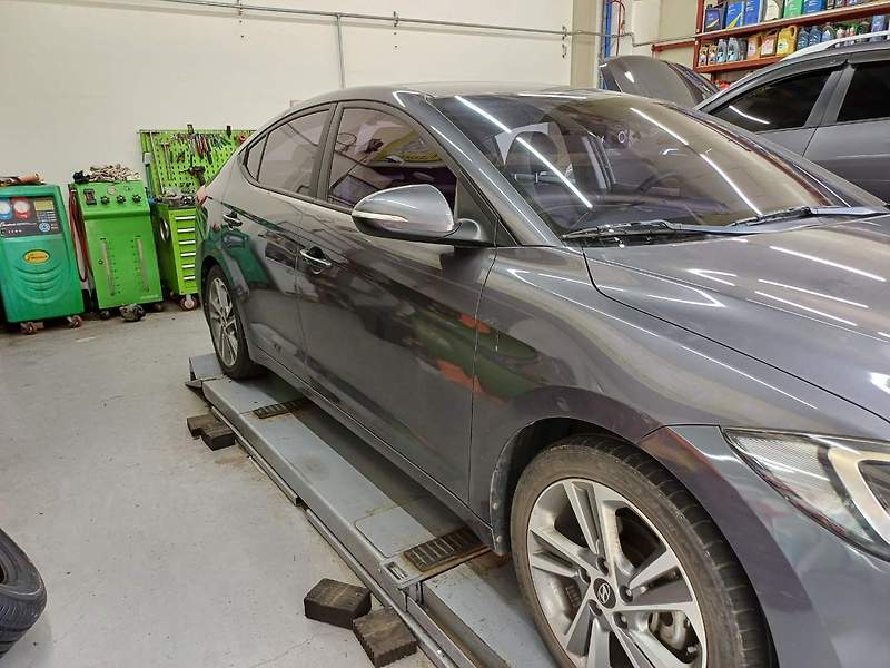 아반떼 자동차 문이 잠겨서 안에서와 밖에서 모두 열리지 않음 아반떼ad 뒤에 차 문이 잠겨서 안 열림 차 문 잠금장치 도어록 고장 수리 자동차 문이 안에서와 밖에서 안