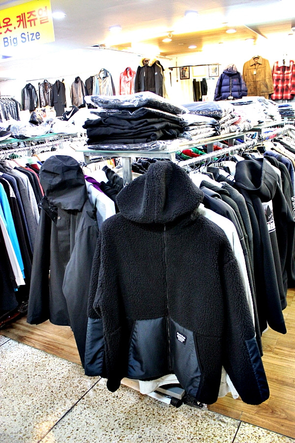 A good bonded clothing store with lots of big clothes :: 태양을 따러 가다