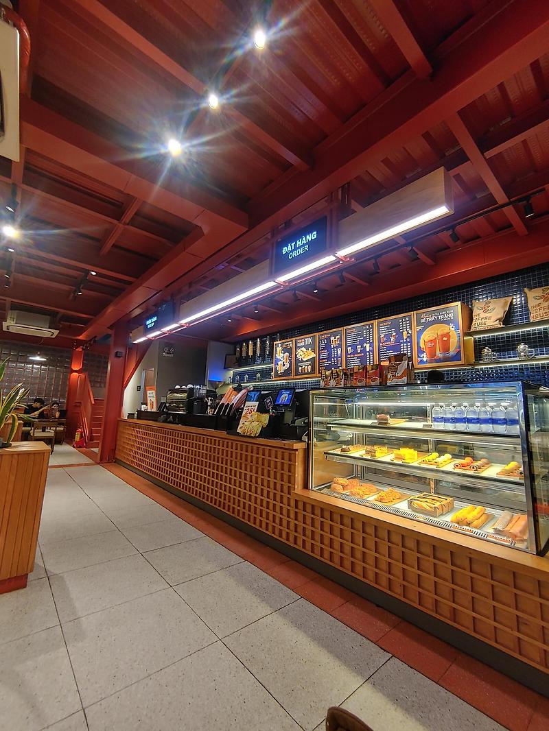 베트남 호치민 7군 . 코리아타운에 있는 깔끔한 커피숍. THE COFFEE HOUSE